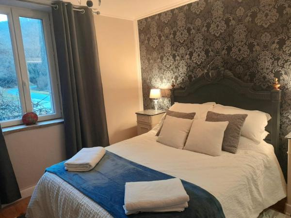 Bed & breakfast Les Roches Restaurant & Chambre dHotes Servant, Puy-de ...