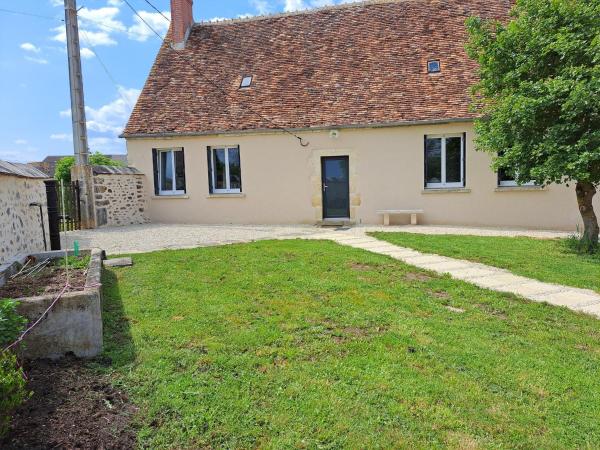 Hotel Charmante maison avec jardin, proche de George Sand, circuit auto, hippodrome, plans deau ...