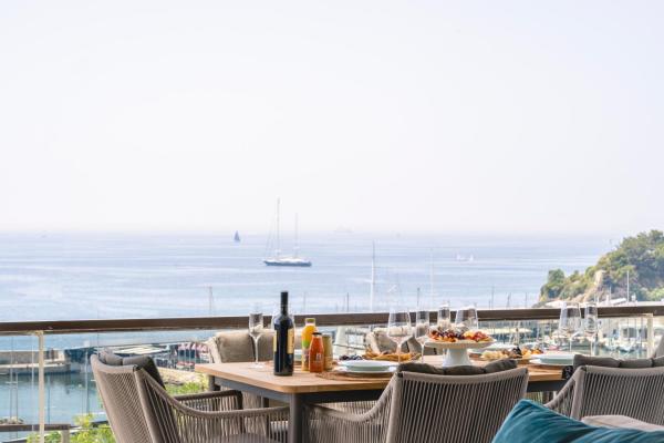 Hôtel Divine Residence, a SeaView Retreat, By ThinkVilla Le Pirée ...