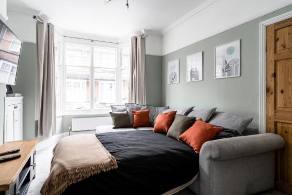 Merton House - Entire Modern City Centre Home Leicester, Leicestershire ...