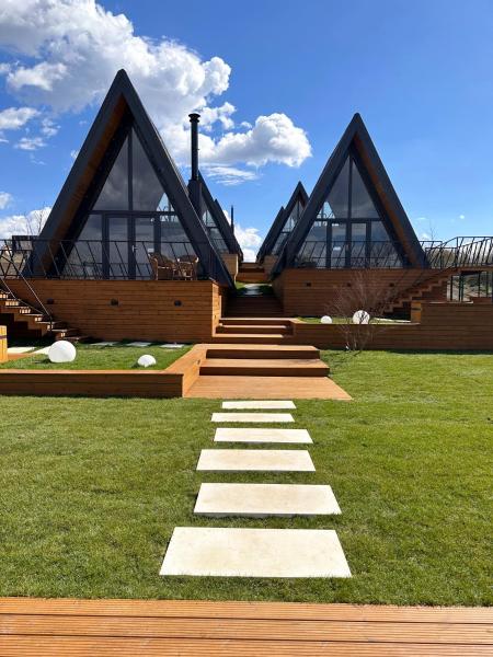 A-BY THE LAKE - PRIVATE A FRAME VILLAS Căciulaţi, Ilfov. Reserve el A ...