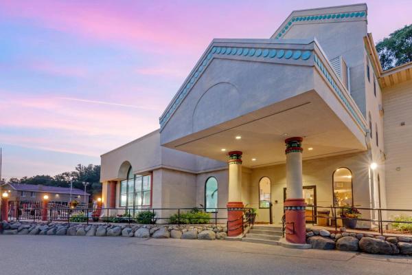 Atlantis Family Waterpark Hotel, Ascend Hotel Collection 3* Wisconsin ...